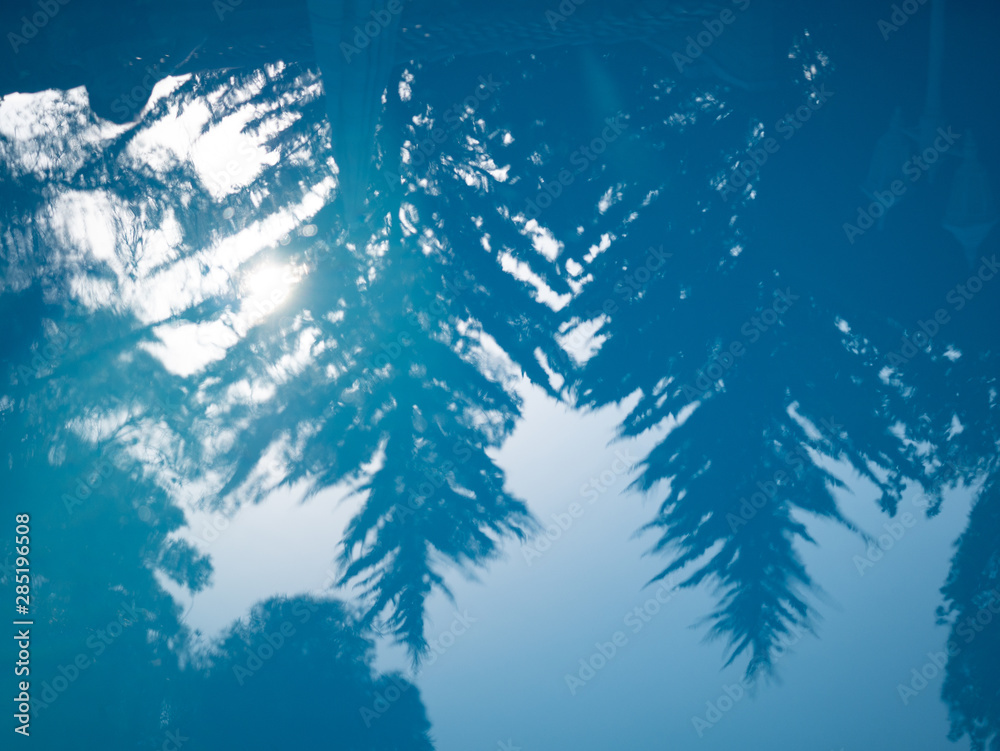 Poster Reflejos azules y blancos en el agua por efecto del sol en el ...