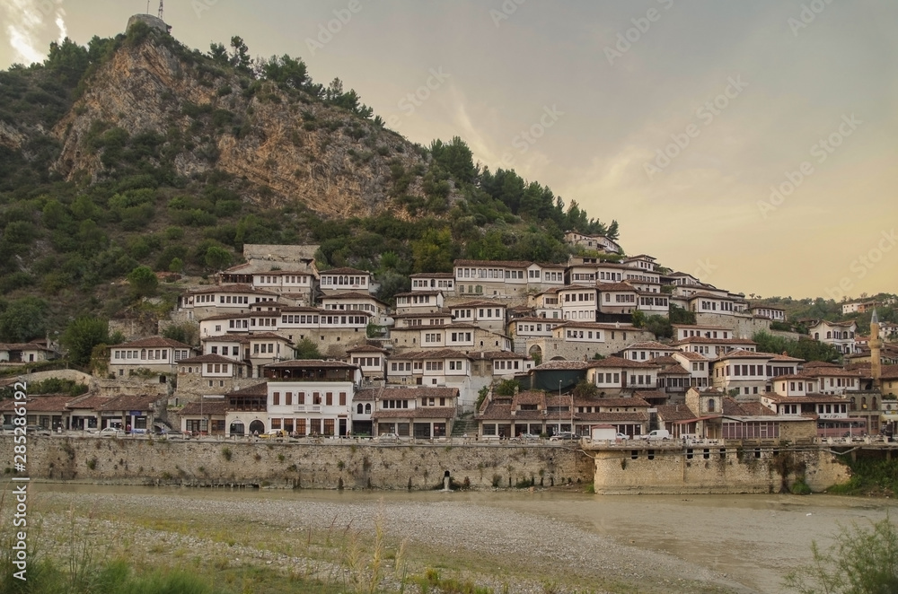 Foto de Evening in ancient city Berat. Called city of thousand windows ...