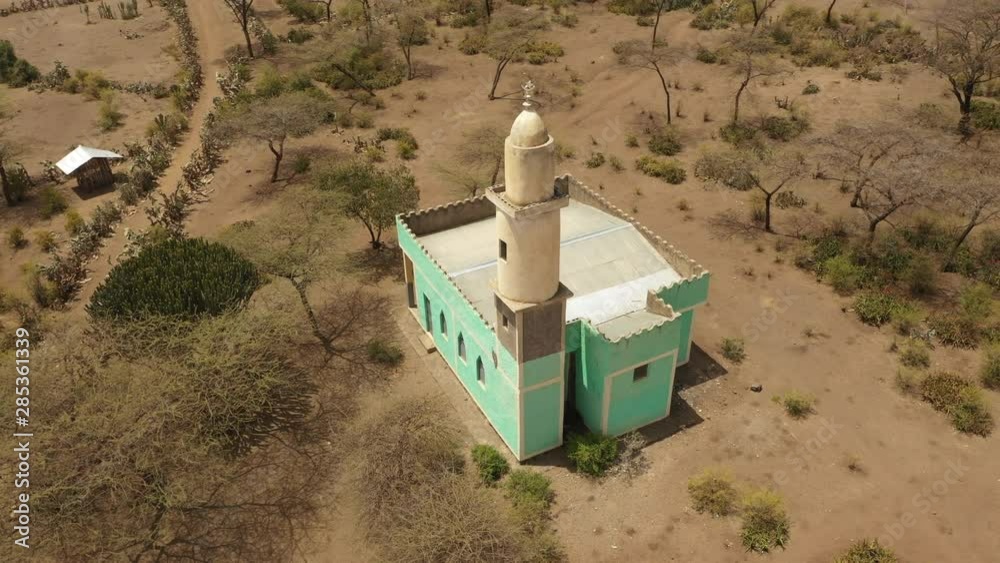 Vidéo Stock Rotating aerial view of community mosque in small village ...