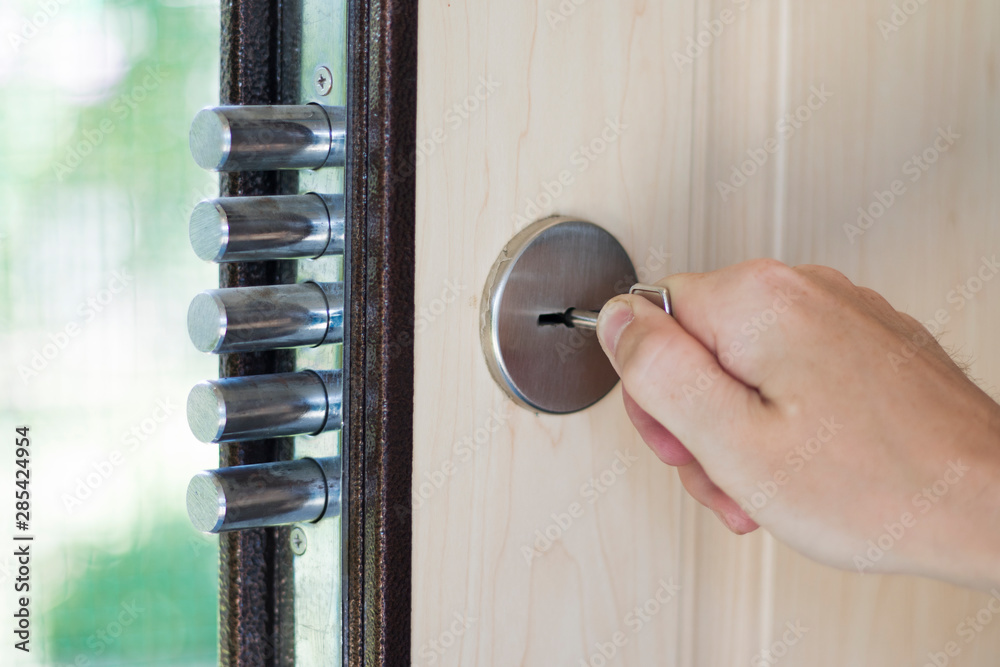Installing the lock in the metal front door and checking the operation ...