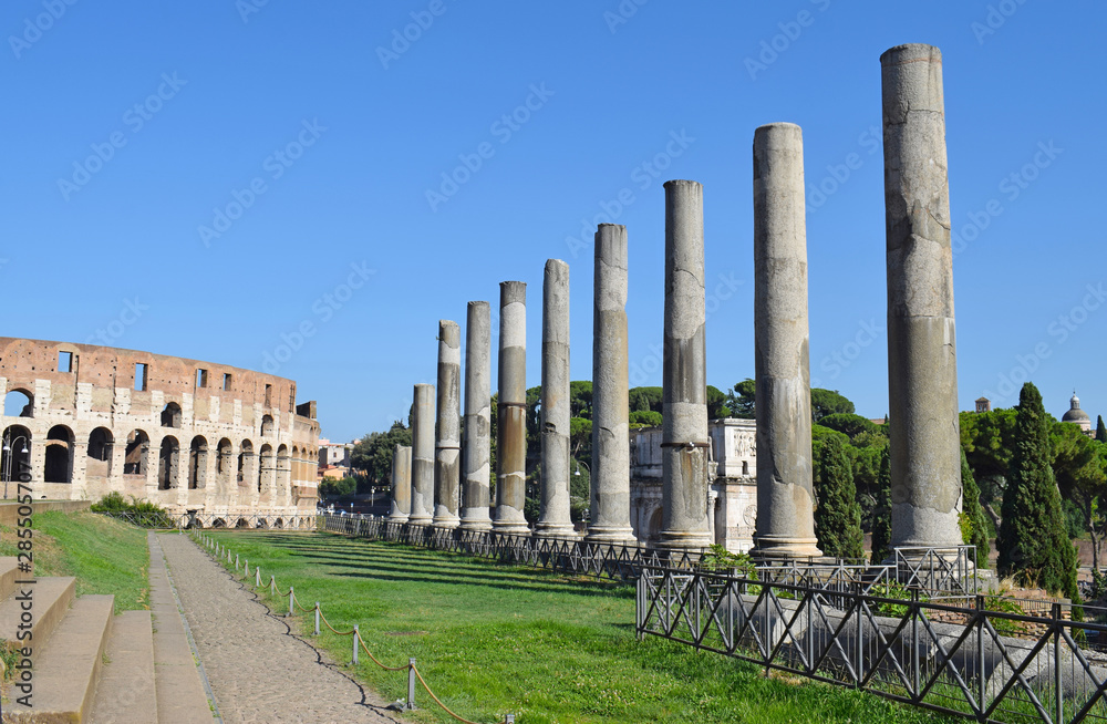 Coliseo de Roma, columnas del foro romano, en Roma Italia Stock Photo ...