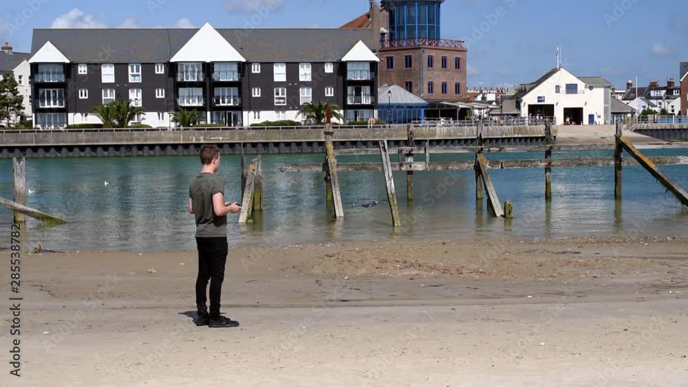 Vidéo Stock Person with Drone and Smart Controller flying the drone in ...