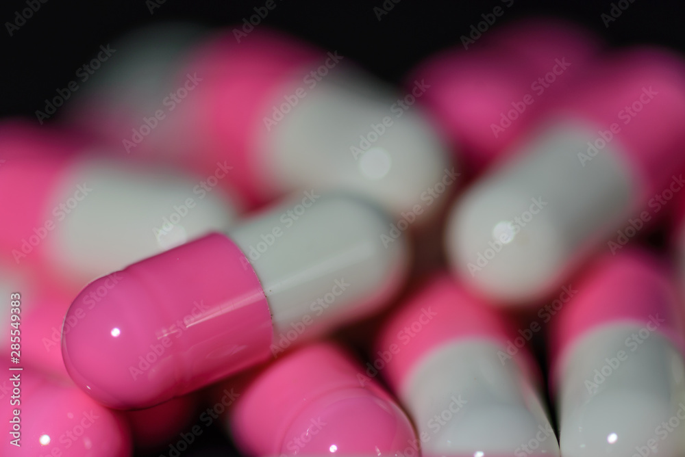 Conjunto de cápsulas farmacéuticas de gelatina de colores Stock Photo ...