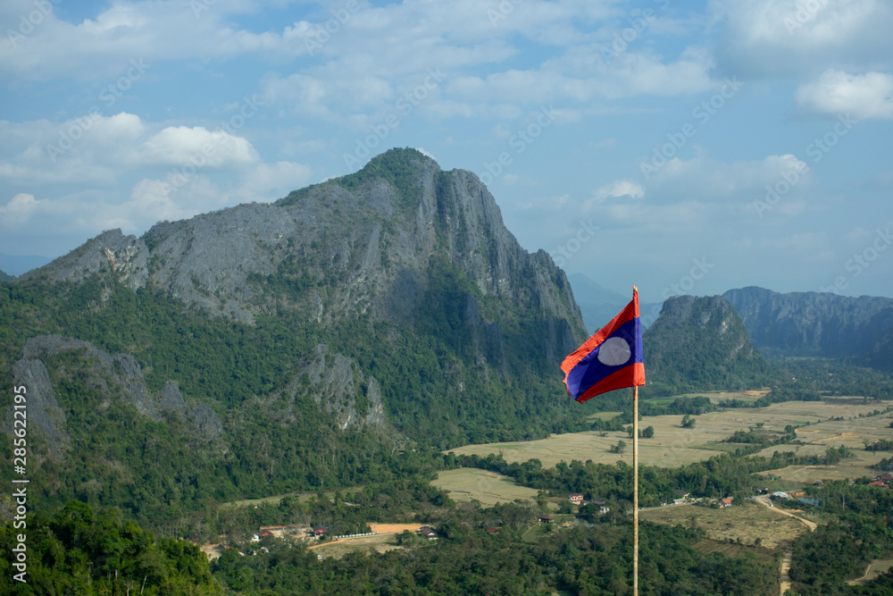 Foto de Success of view point Pha Nam Xai and lao flag at Vang Vieng ...