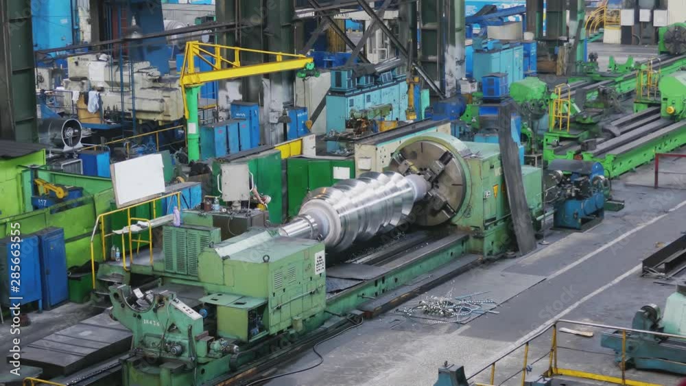 Vidéo Stock Big roll are created on the metal rolling machine at the ...