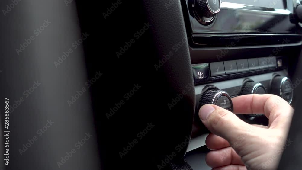 Video „Climate control in the car. Adjusting temperature control.“ ze ...