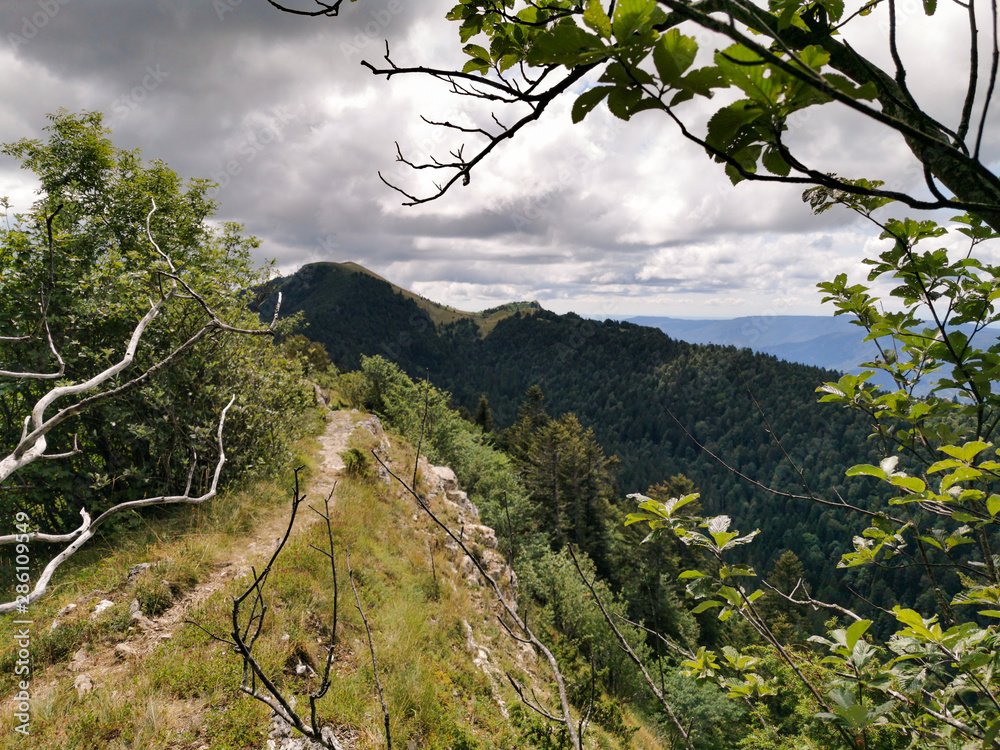 Sentier de randonnée escarpé sur les crêtes du plateau de Sur Lyand ...