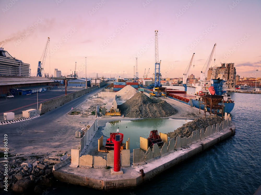Maritime Shipyard for the construction of a new quay for mooring ships ...