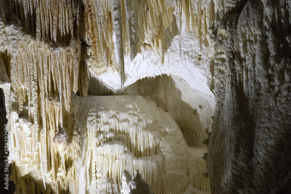 grotte con stalattiti e stalagmiti Stock Photo | Adobe Stock