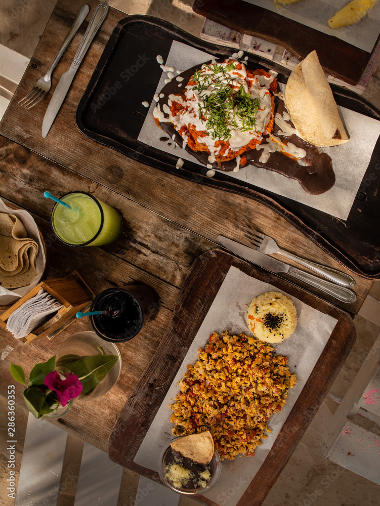 deliciosos platos de comida mexicana, chilaquiles y huevos revueltos ...