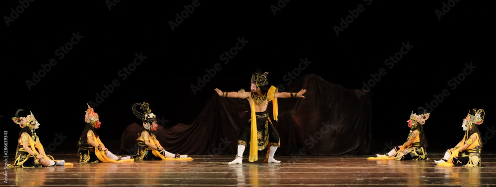 Foto de Tari Topeng Panji / Panji Traditional Dance. Traditional mask ...