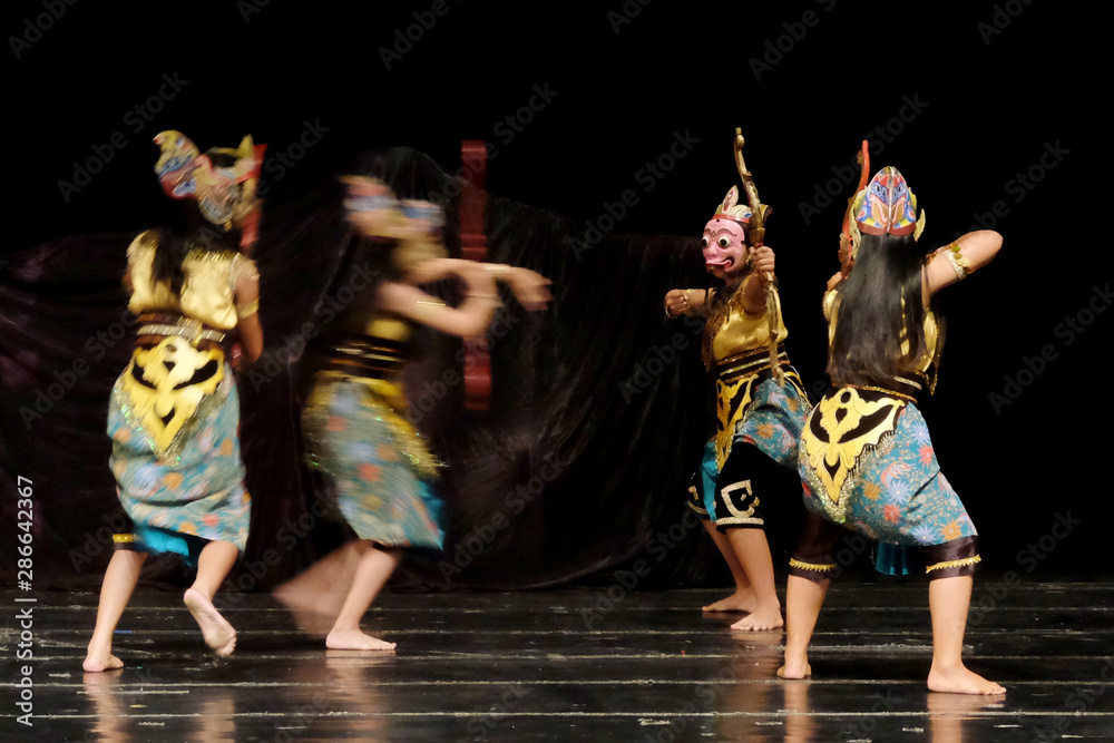 Foto de Tari Topeng Panji / Panji Traditional Dance. Traditional mask ...