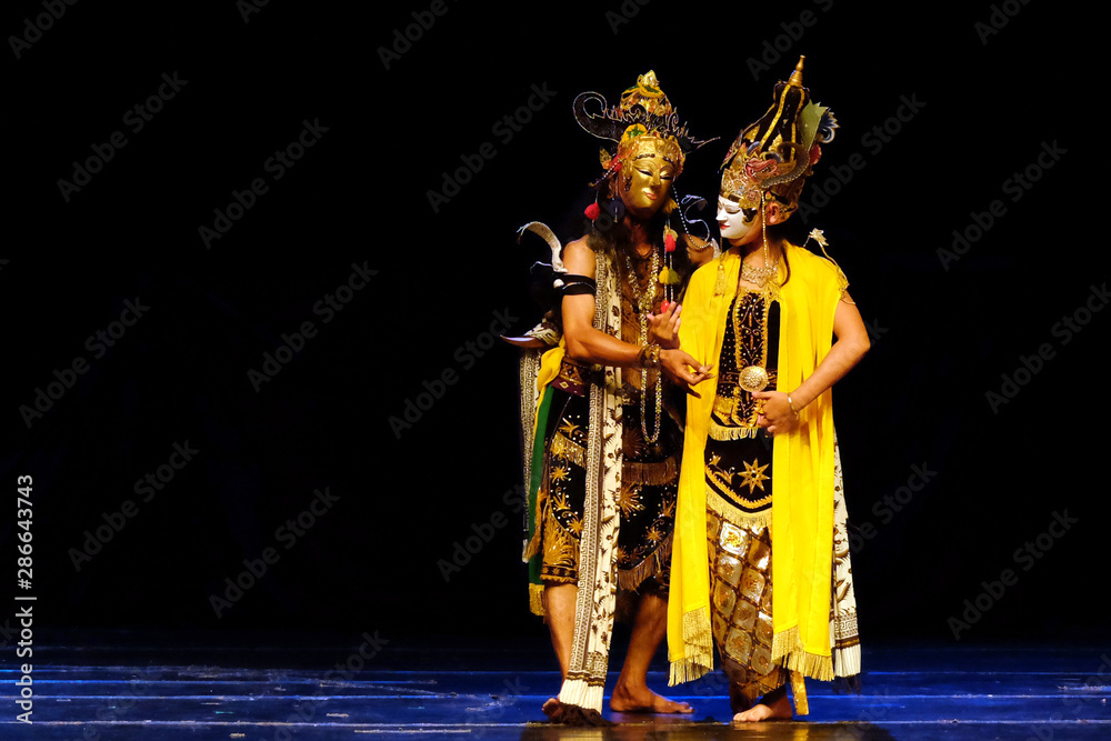 Foto de Tari Topeng Panji / Panji Traditional Dance. Traditional mask ...