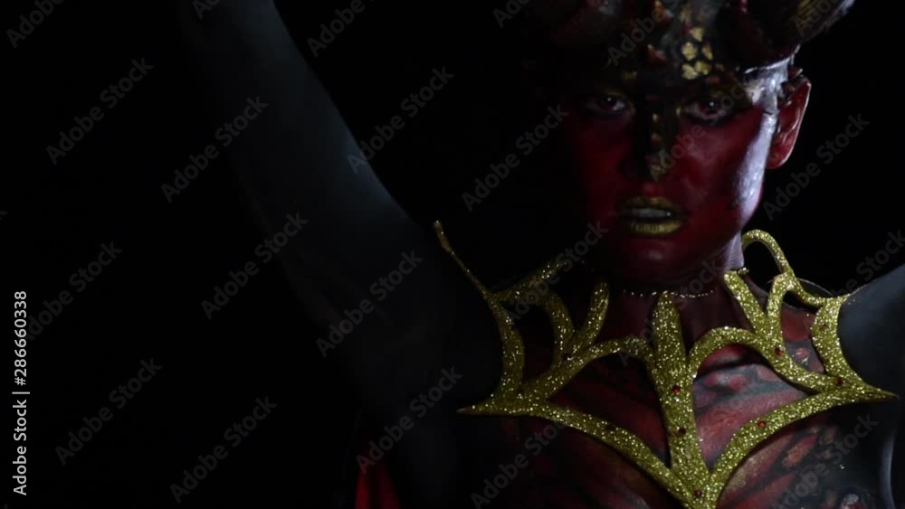 Vidéo Stock Scary red female demon with scaly skin and red eyes, is ...