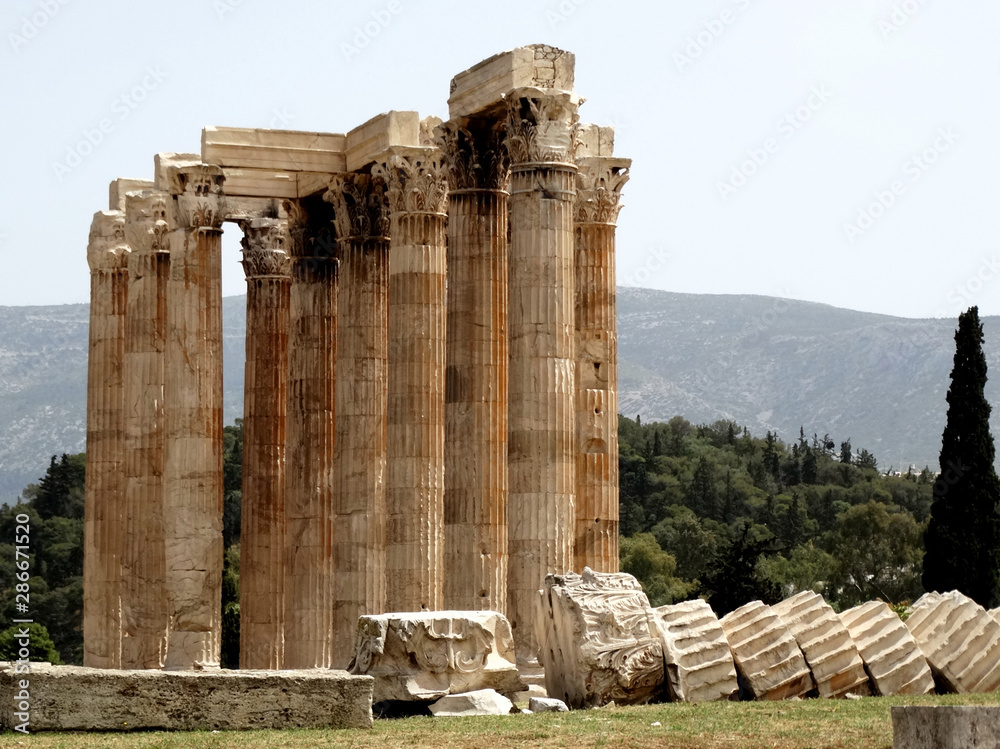 Foto de Temple of Olympian Zeus in Athens in Greece with The Parthenon ...