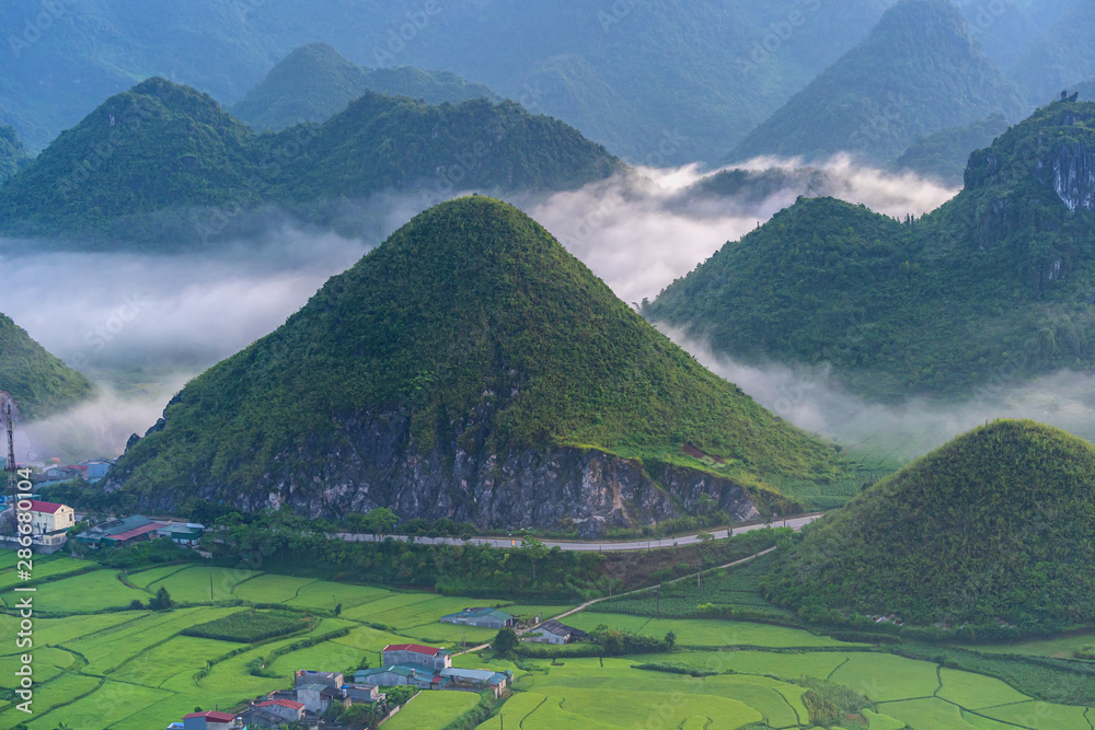 Fotka „Beautiful landscape with rice paddy field of Fairy bosom or Twin ...
