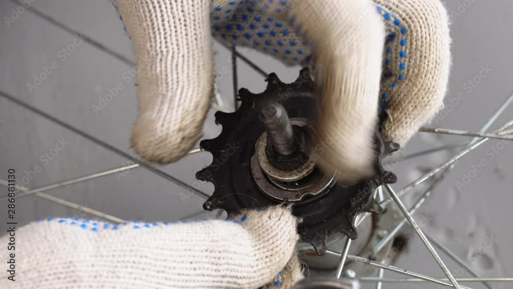 Vidéo Stock Maintenance and repair of the bike. Closeup disassembly of ...