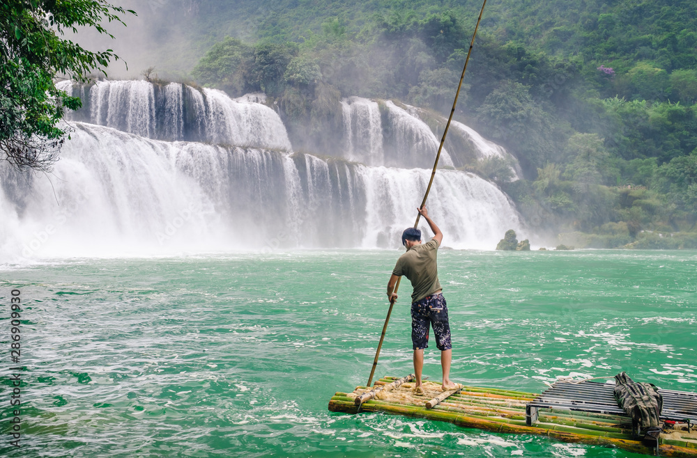 Viêt Nam, province de Cao Bang, un pêcheur sur un radeau, chutes de Ban ...