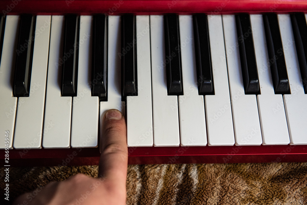 mano tocando piano Stock Photo | Adobe Stock