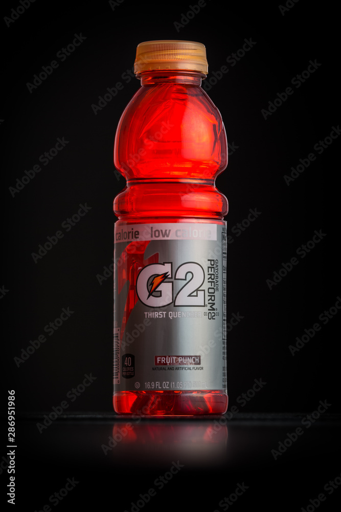 Foto de CHATHAM, NJ - JANUARY 1, 2014: Photo of a red Gatorade G2 ...