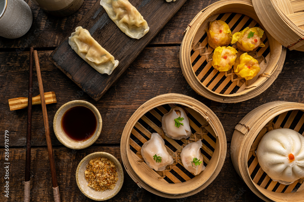 Foto de Dim sum, Dim Sum on the wooden table, top view and space for ...