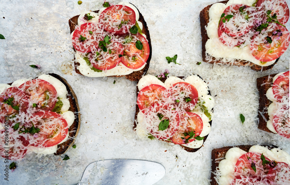 Catering Buffet Schnitten Brot belegt mit Mozzarella und Tomaten auf ...
