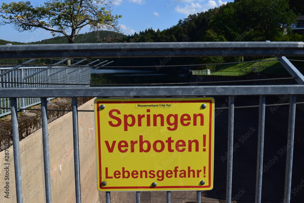 Schild 'Springen verboten' , Paulushof-Absperrdamm Stock 写真 | Adobe Stock
