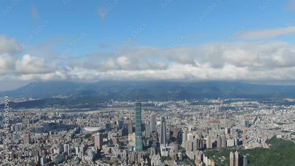 Taiwan is the city of Taipei. Aerial view of taipei tower 101. vídeo do ...