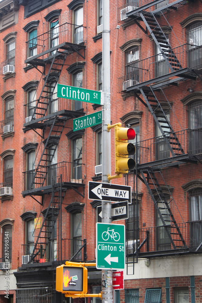 New York City, Manhattan, Lower East Side: Ampel, Verkehrszeichen ...