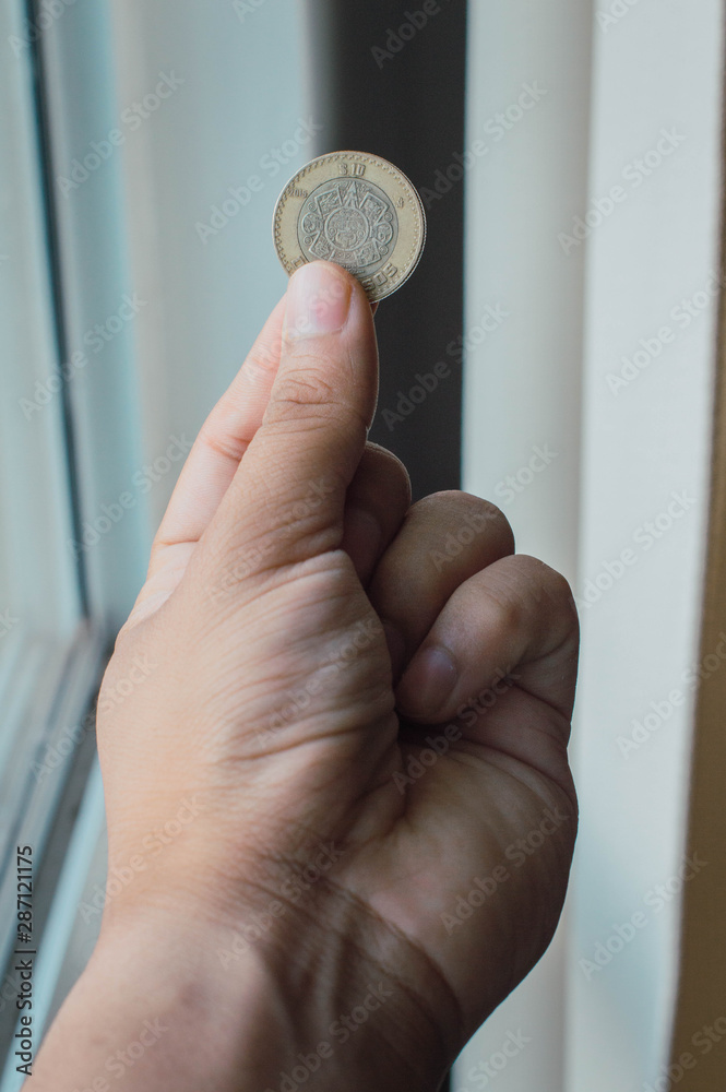 Monedas en la palma de la mano. Pesos mexicanos sobre la mano de hombre ...