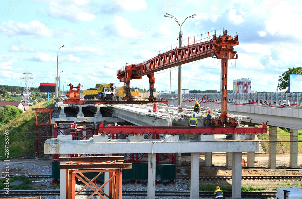 Foto de Repair of the automobile bridge over the railway. Mounting ...