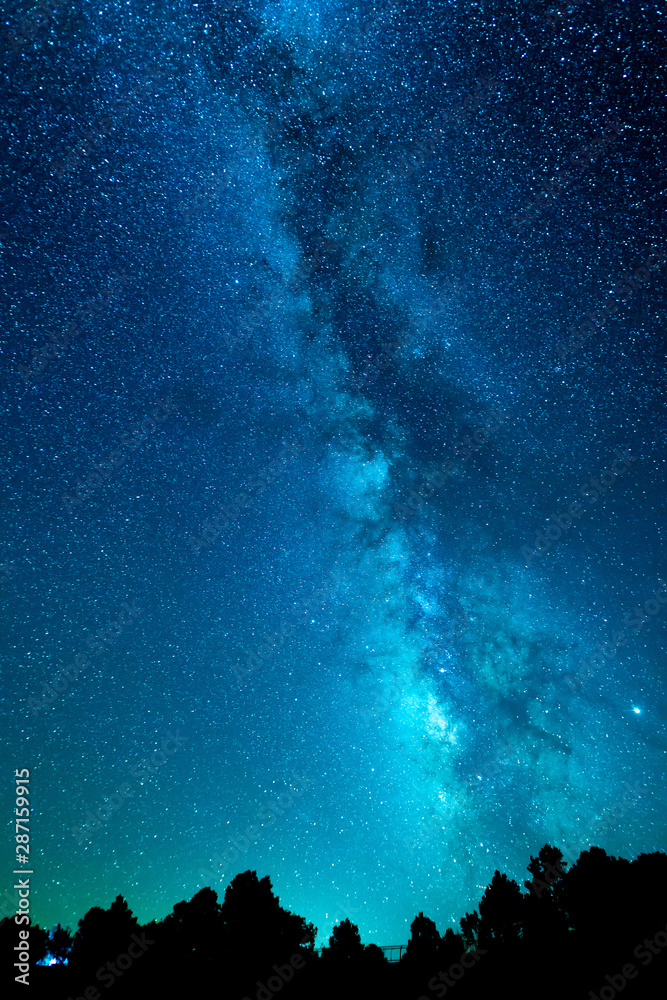 The Milky Way lights up the dark evening sky with its bulk of planets ...