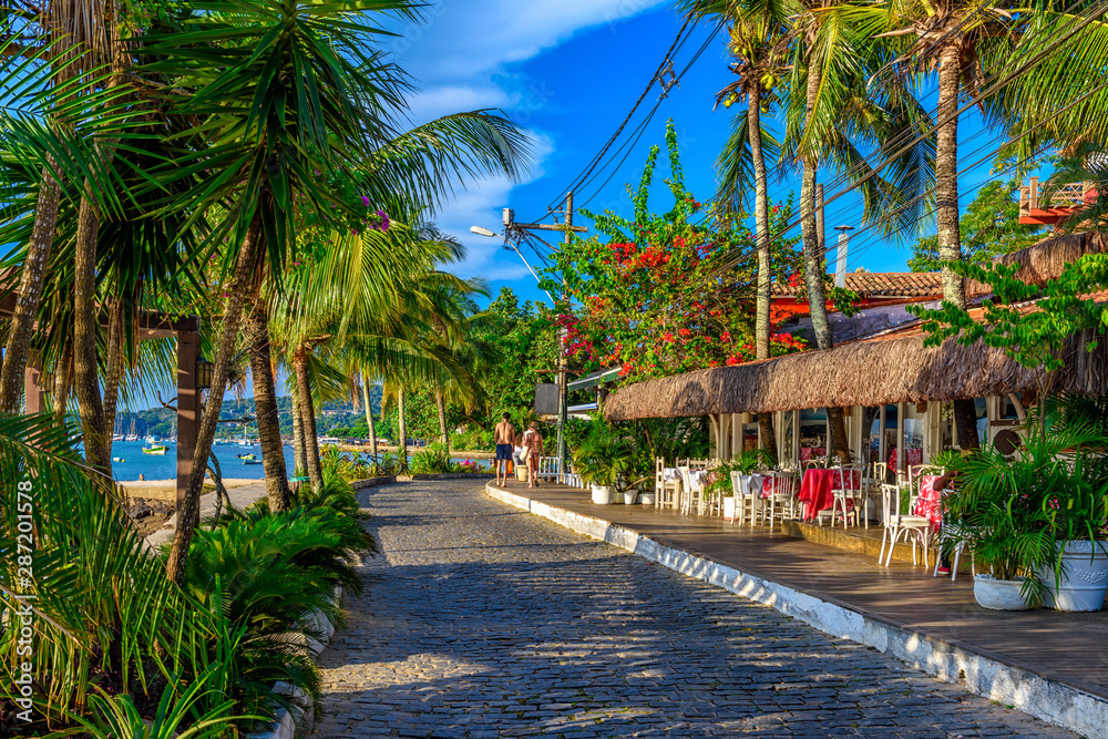 Foto de Seafront with palms and tables of restaurant in Buzios, Rio de ...