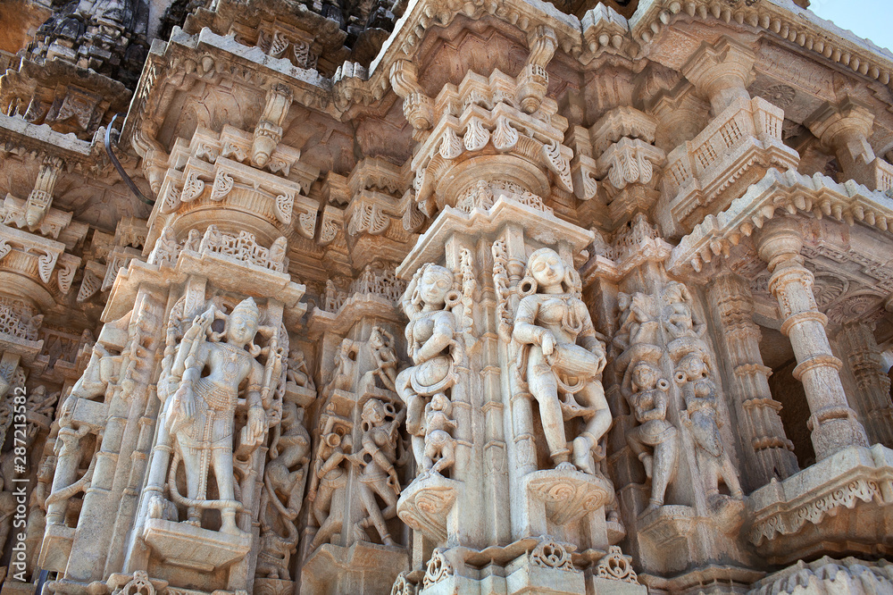Foto de Bas-relief of famous Neminath Jain temple in Ranakpur ...