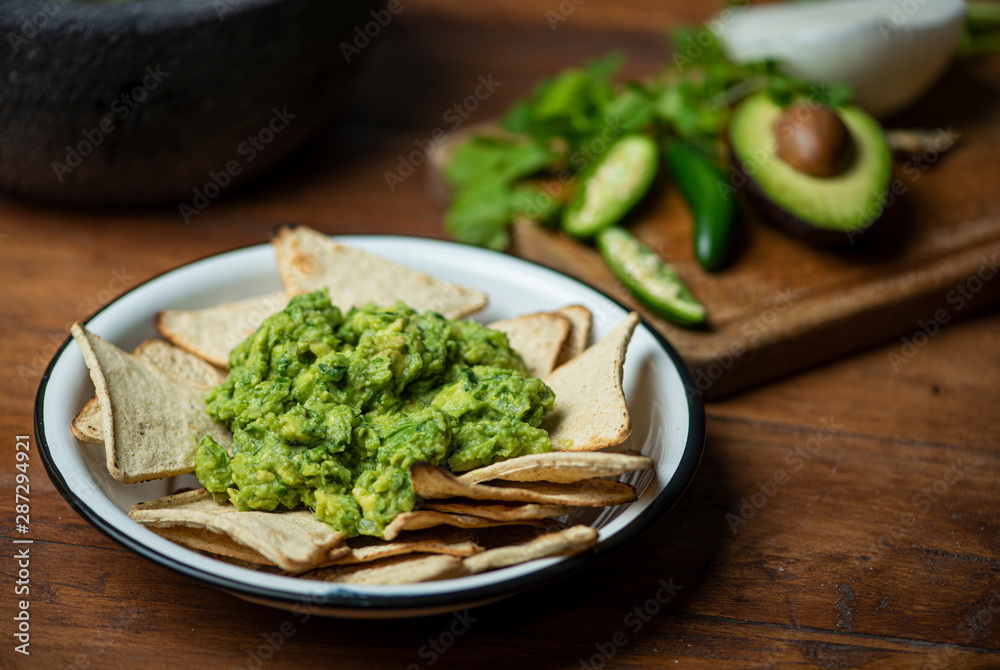 Guacamole con totopos de maiz comida mexicana salsa picante de aguacate ...