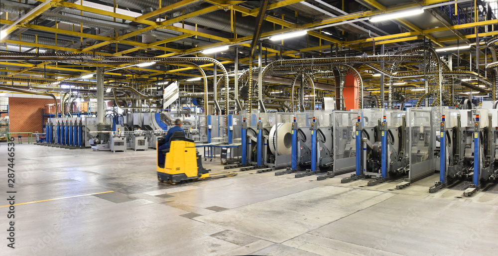 Maschinen in einer Fabrik - moderne Industrieanlage. Interieur und ...