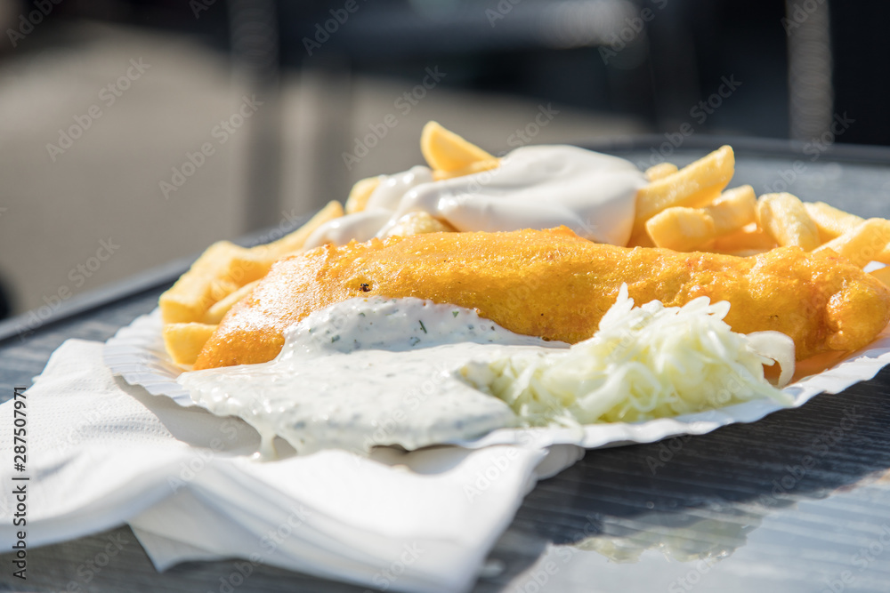 Seelachs Backfisch im Bierteig mit Remoulade, Pommes, Mayonnaise ...