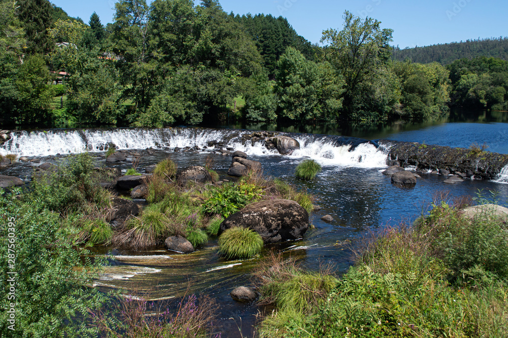 Cascada en el río Tambre / Waterfall on the Tambre River. Ponte Maceira ...