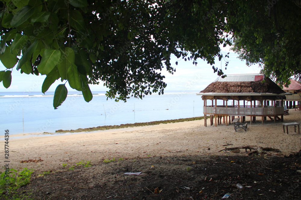Foto de A beach fale is a simple thatched hut in Samoa. Beach fales are ...