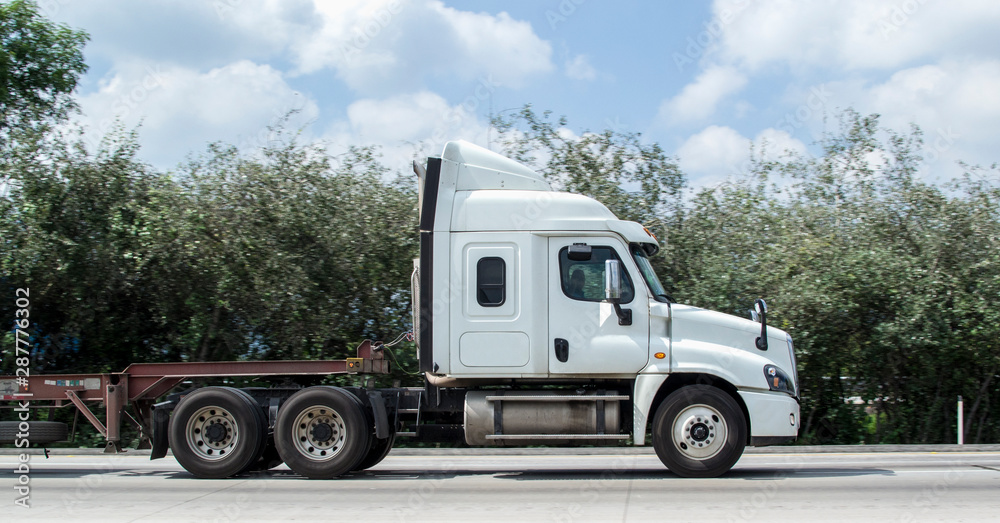 Tracto camión en carretera Stock Photo | Adobe Stock