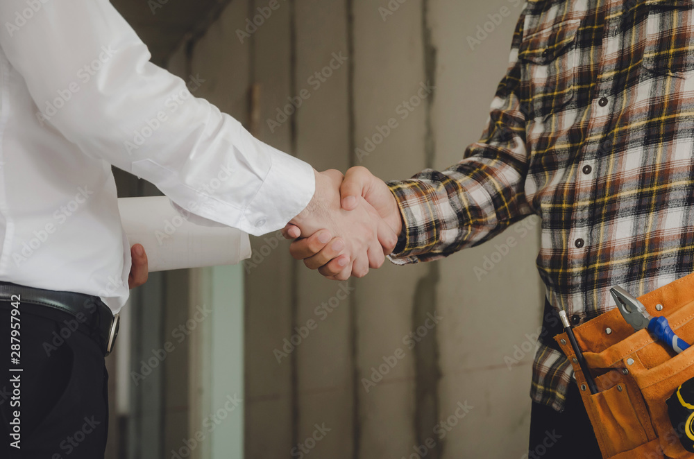 Foto de construction worker team contractor shaking hands with engineer ...