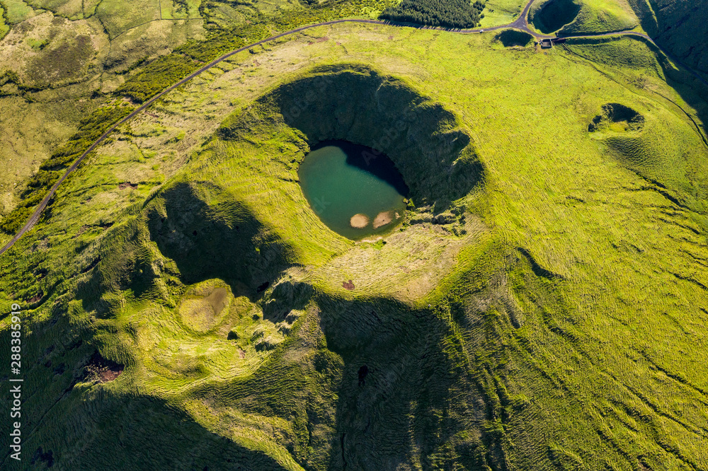 Foto de Aerial image of typical green volcanic caldera crater landscape ...