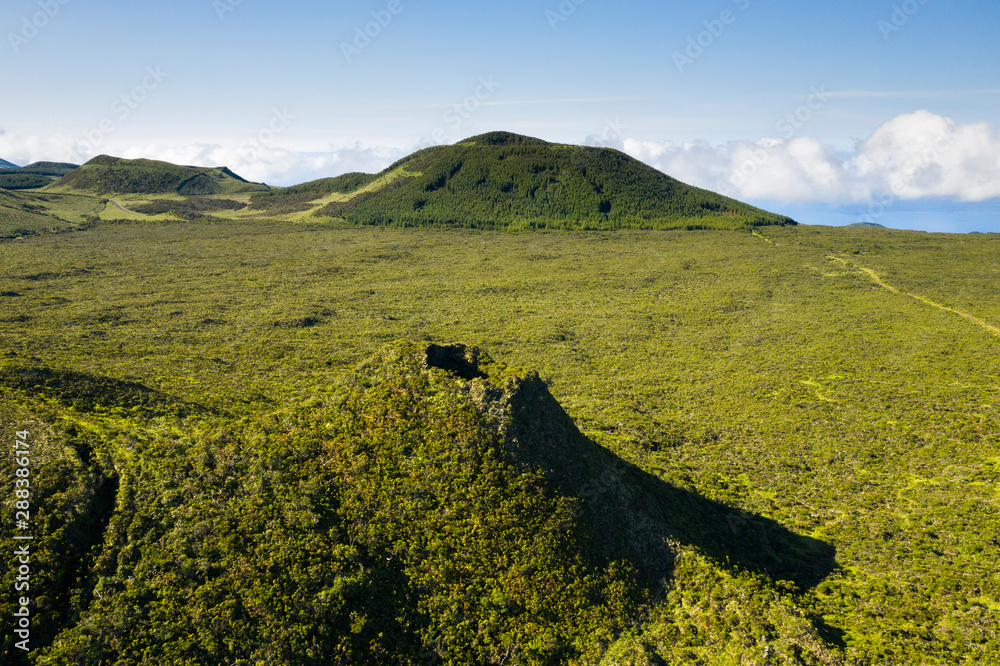 Foto de Aerial image of typical green volcanic caldera crater landscape ...