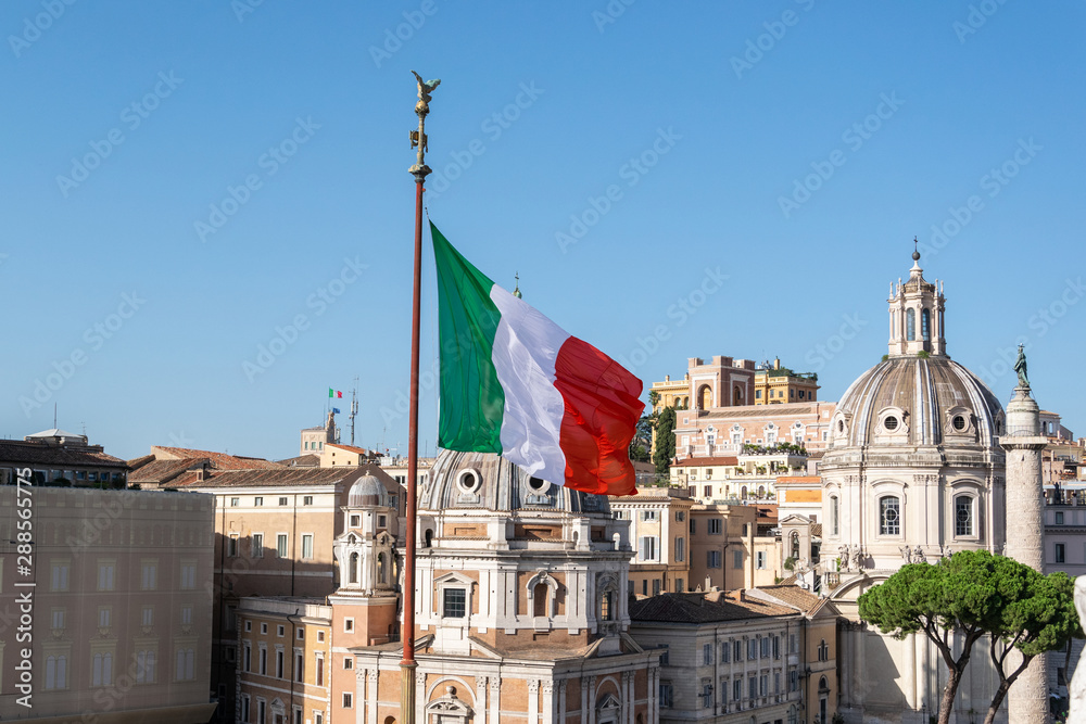 Drapeau italien flottant sur la villle de Rome Stock Photo | Adobe Stock
