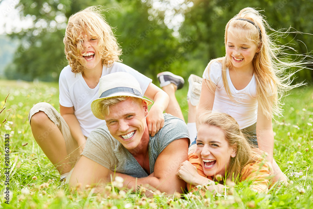Eltern haben Spaß mit ihren Kindern Stock Photo | Adobe Stock