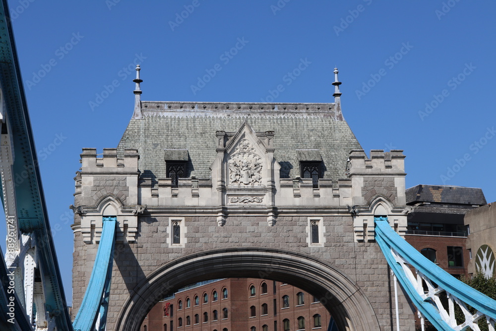 Le pont "Tower Bridge", pont basculant, sur le fleuve Tamise à Londres inauguré en 1894 ...