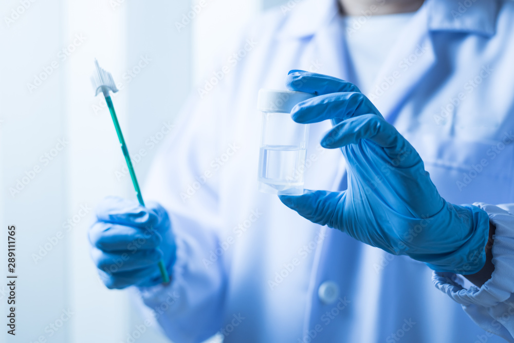 Foto Stock Doctor hand holding liquid base cytology set on blue ...