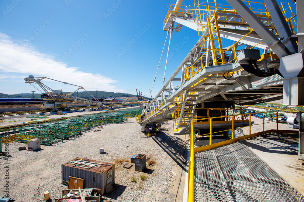 New Stacker-reclaimer for stacking coal or other bulk material and ...