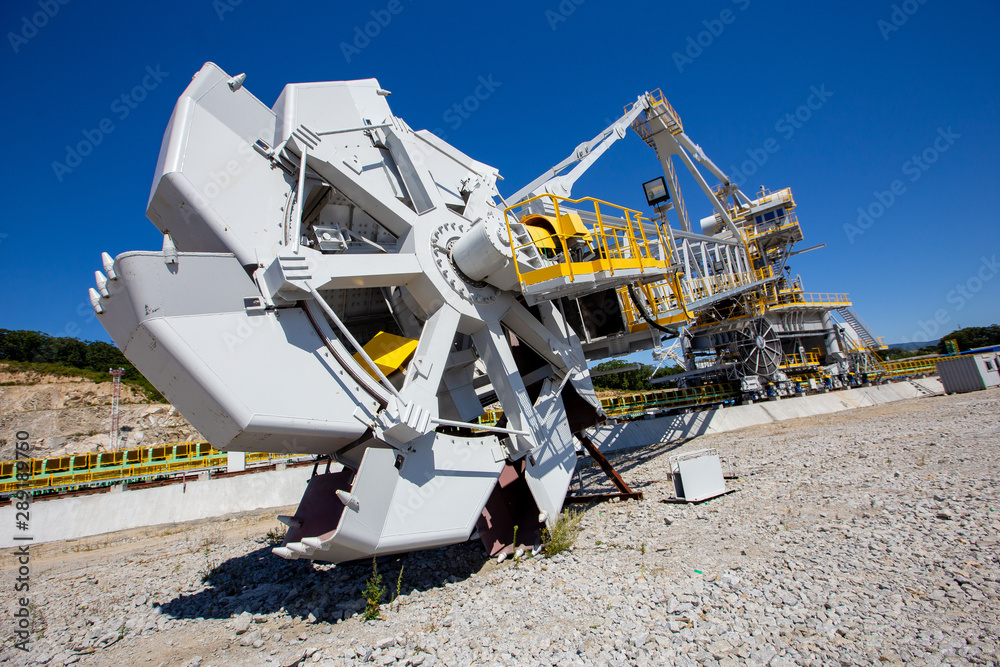 New Stacker-reclaimer for stacking coal or other bulk material and ...