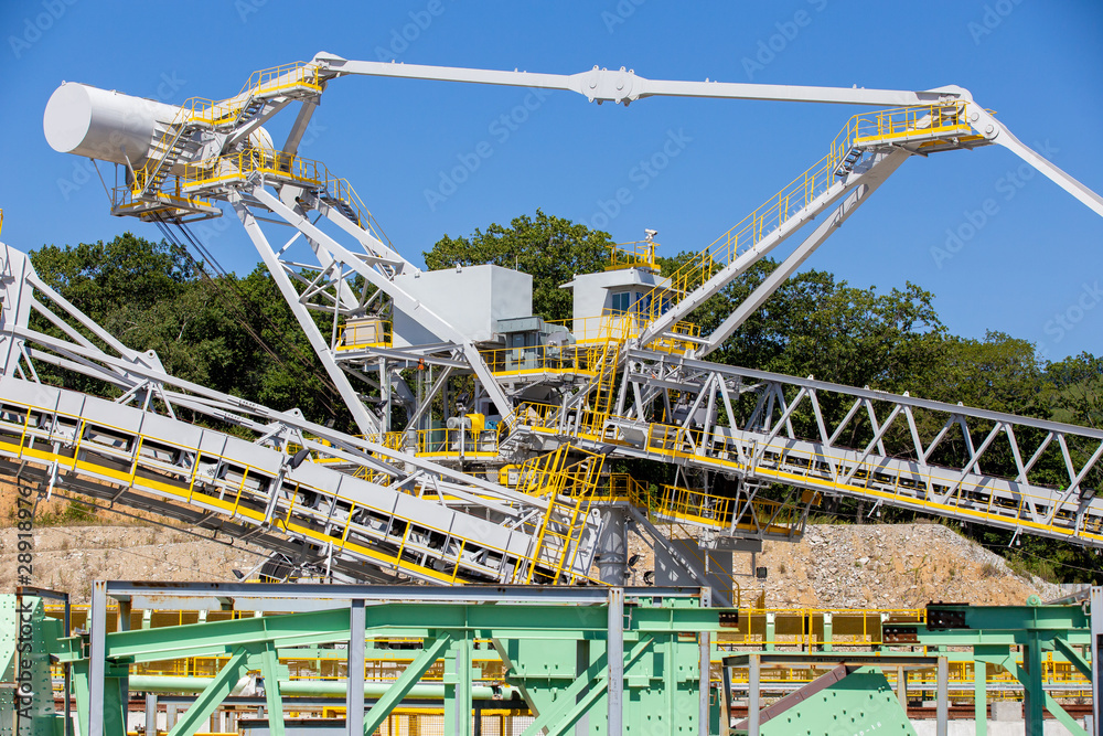 New Stacker-reclaimer for stacking coal or other bulk material and ...